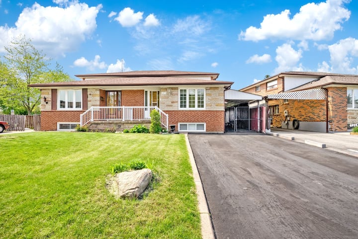 Spacious Pet Friendly House With Fenced Yard! - Toronto