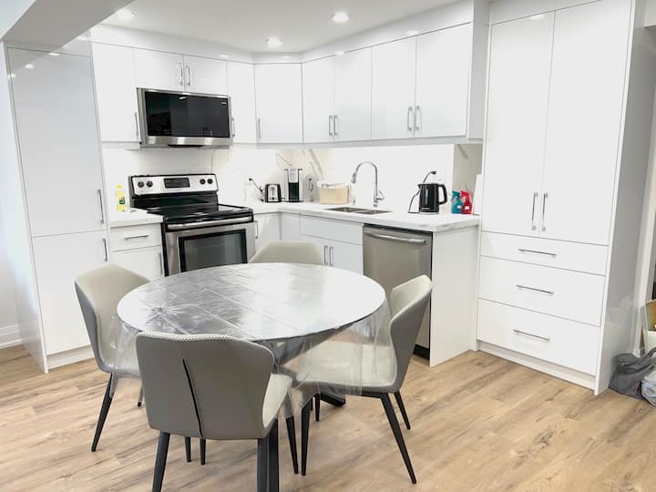 Modern Unit+2br+1b+private Entrance+2 Parking - Aurora