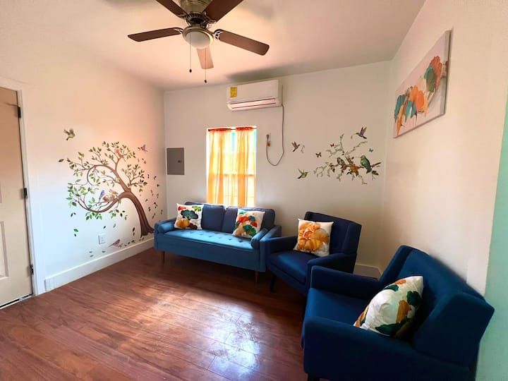 3 Bedroom Home In Central Laredo Pets Welcomed!