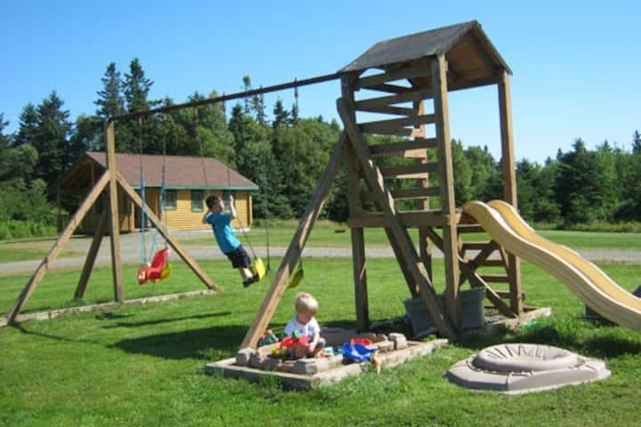 Family Friendly Log Chalet - Lunenburg