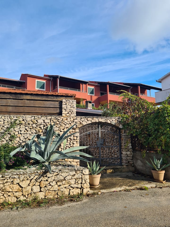 Red House Apartment With Pool - Croatia