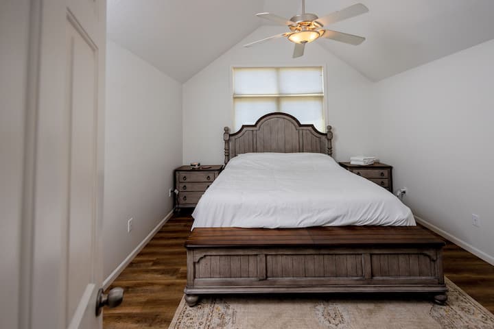 Cheerful & Cozy ~ King Bed ~ Workspace ~ Backyard! - Topeka, KS