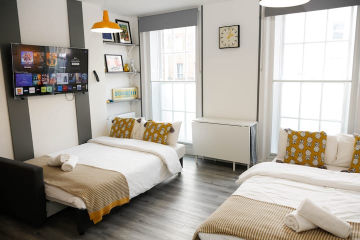 C5: New Room – Sleeps 4 – Beside Camden Town Metro - London, UK