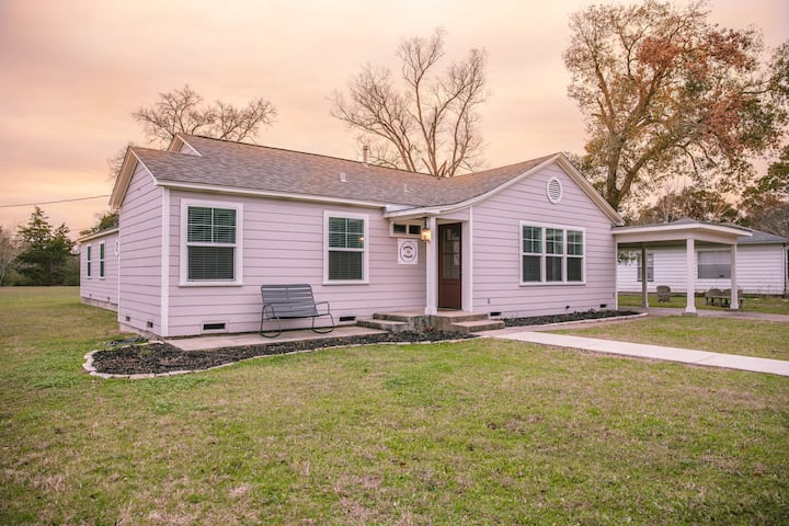 Good Bull Getaway-aggie Retreat-with Game Room! - Bryan, TX