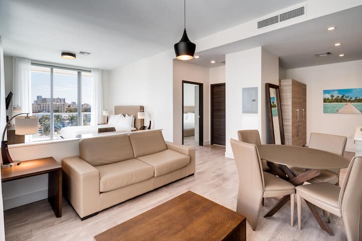 Stunning Condo With King Bed And Kitchen - Hollywood, FL