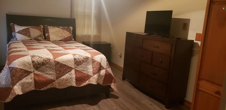 Large Cozy Bedroom F W/ Pool, Nearby Cvph. - Plattsburgh, NY