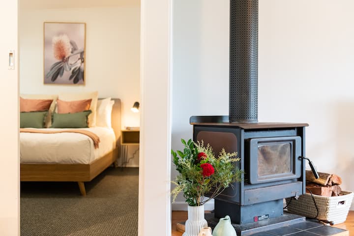 Berry St: Charming Husky Cottage, Walk Everywhere - Callala Bay