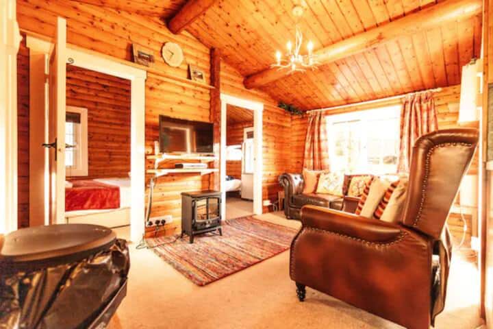 Cozy 2 Bed Rustic Log Cabin - Near Zip World - Snowdonia National Park