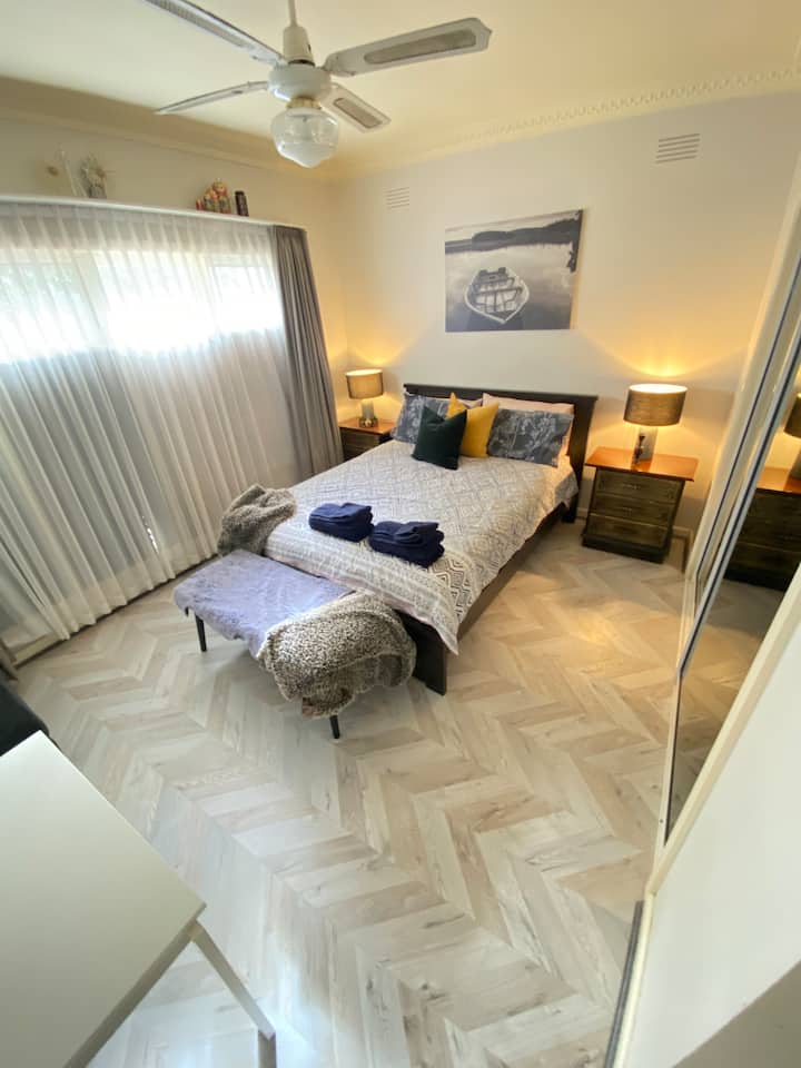4.large Room In Yarraville 3013-wifi-table&chair - St Albans