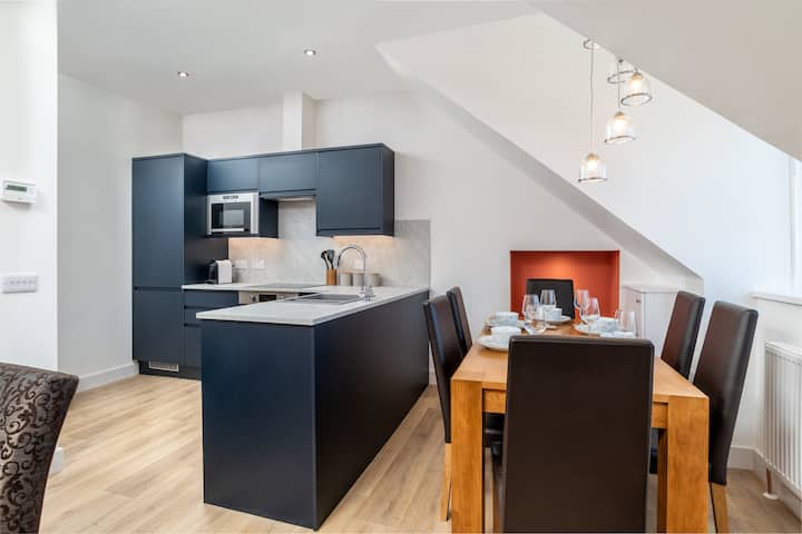 The Executive - Modern Retreat | City Walkable - Aberdeen