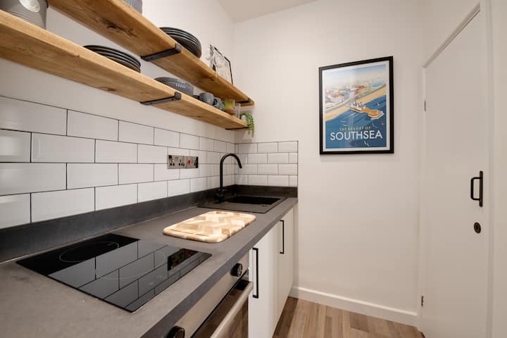 Stylish Southsea Studio Apartment Near The Beach - Havant
