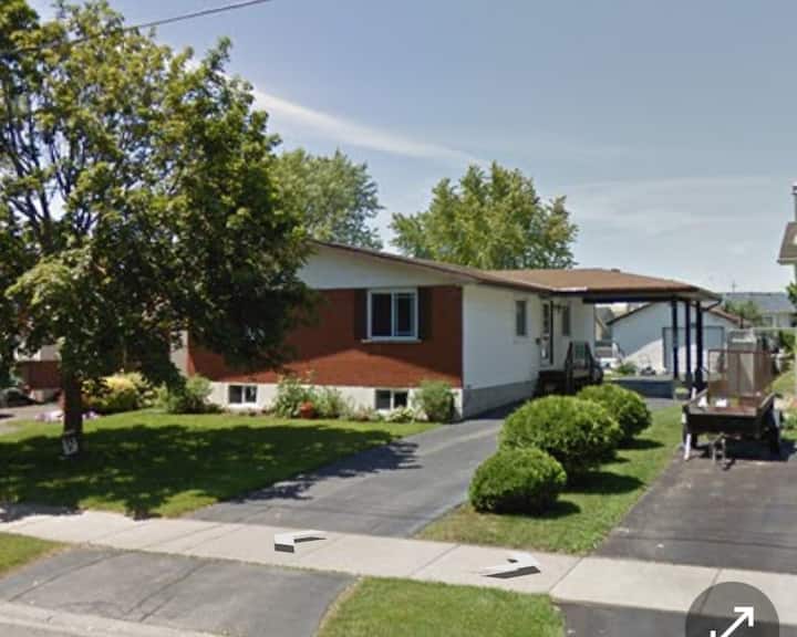 Comfy, Quiet, Clean, Family Home - Belleville, Ontàrio, Canadà