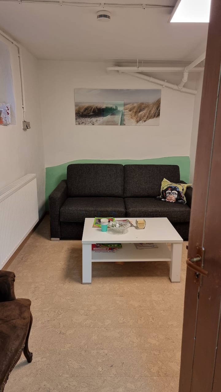 Einfaches Zimmer Mit Aufklappbarer Couch - Backnang