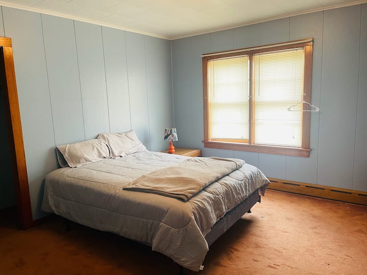 Room In Liverpool, Pa - Pillow, PA
