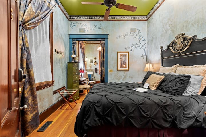 The Peerless Hotel | Junior Suite #2 | Jetted Tub - Ashland, OR