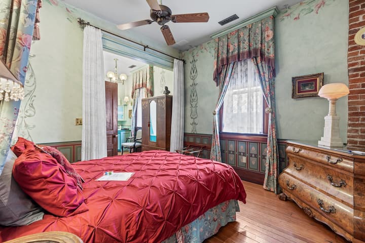 The Peerless Hotel | Junior Suite #5 | Jetted Tub - Ashland, OR