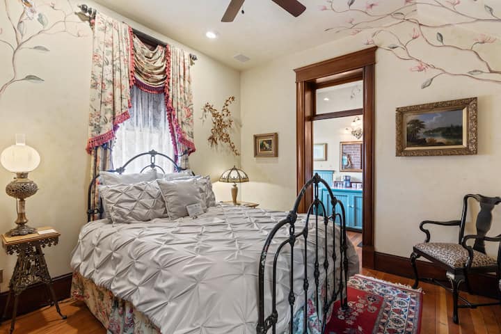 The Peerless Hotel| Signature Room 6| Clawfoot Tub - Ashland, OR