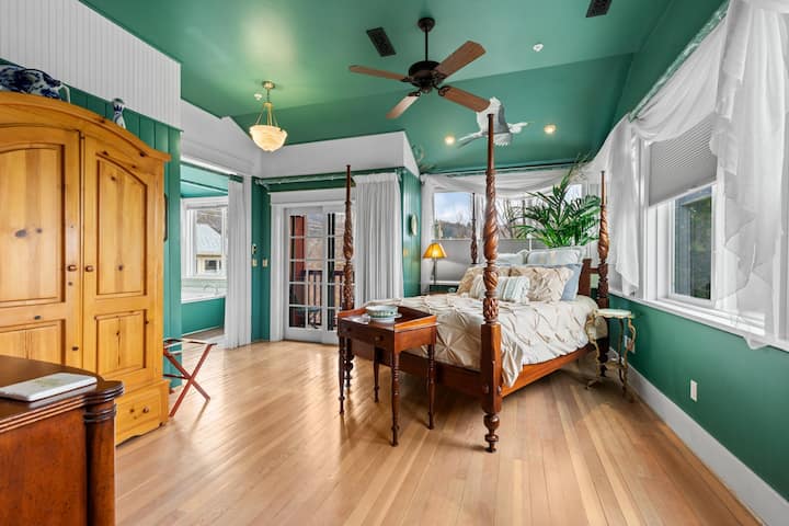 The Peerless Hotel, Honeymoon Suite #7, Jacuzzi - Ashland, OR