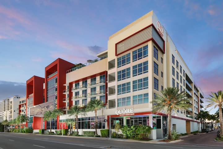 One-bedroom Condo, Spacious Kitchen & Living Area - Hollywood, FL