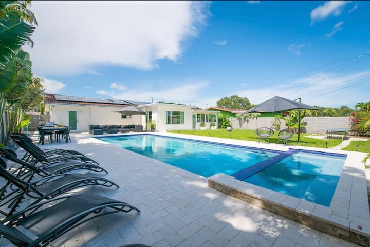 Sun & Fun Pool House - Hollywood, FL