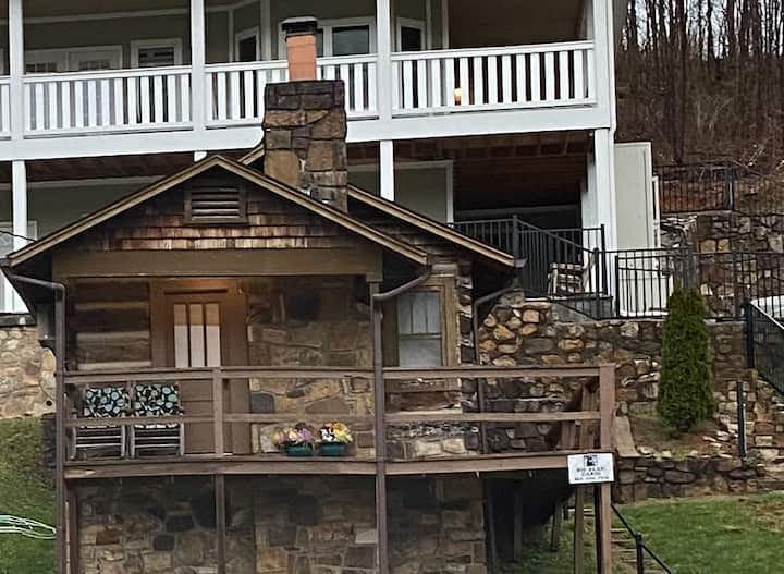 Historic Big Bear Cabin For Couples - Gatlinburg, TN