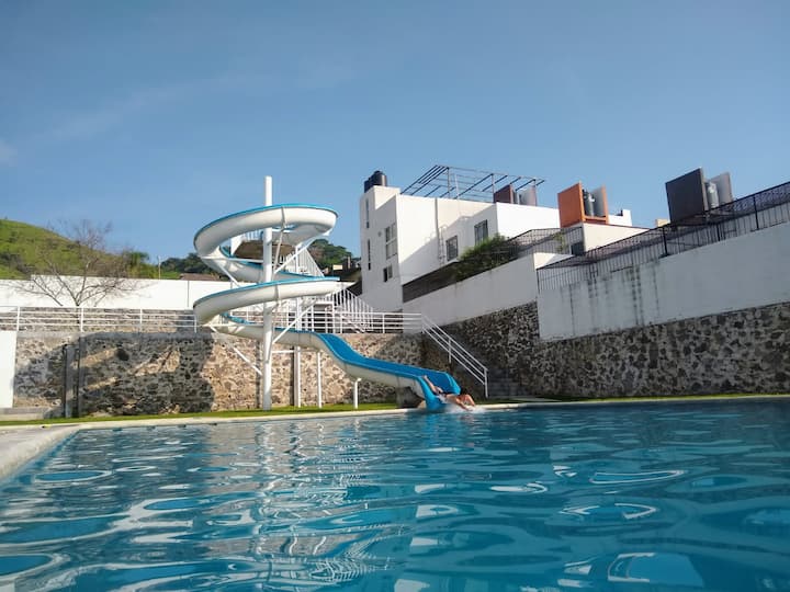 Casa Con Alberca En Xochitepec. - Estacas