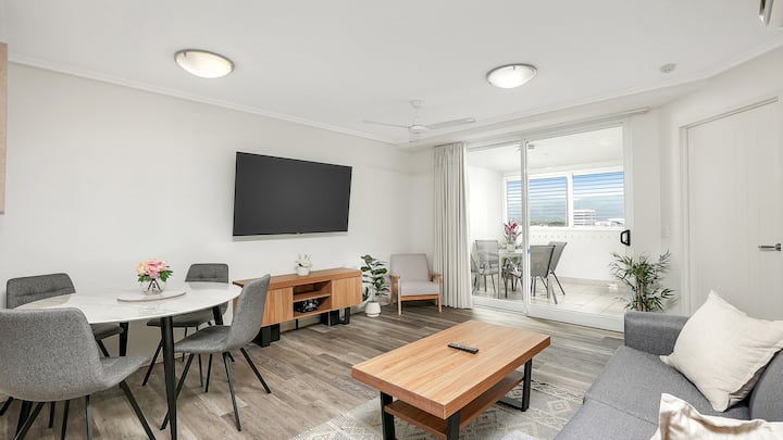 Cairns Skyline—chic Seaside Stay With Rooftop Pool - Cairns