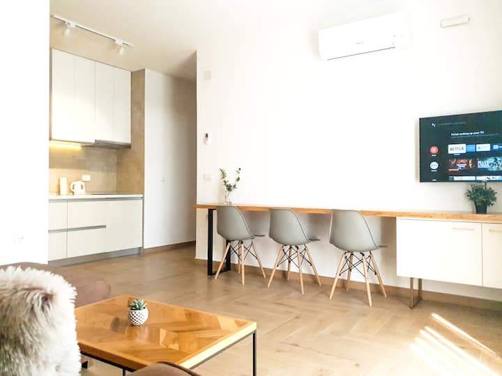One Bedroom Serviced Apt With Parking/housekeeping - Monténégro