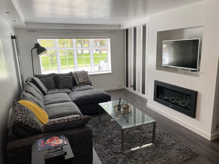 Double Room In Lovely House - Cheadle