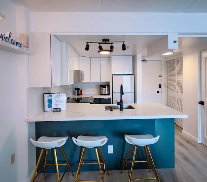 Waikiki Ilikai Resort Sleeps 5 /Pool +Free Parking - Honolulu, HI