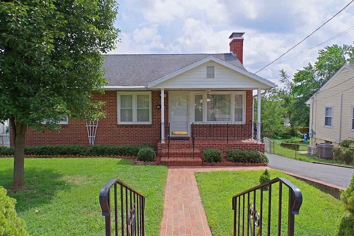 Downtown Cville Apartment - Charlottesville, VA