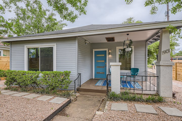 Cozy Blue Bungalow In The Heart Of East Austin - Austin, TX
