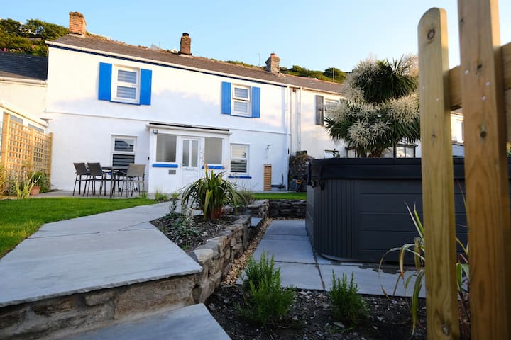 Newly Renovated Beachside Cottage With Hot Tub - Porthtowan