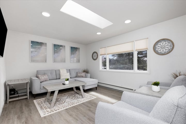 Joy's Creek Home Sleeps 13 - Anchorage, AK