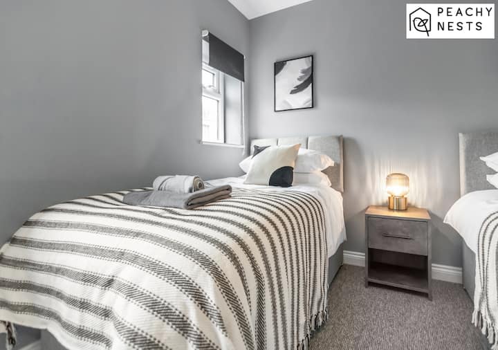 2 Bedroom Contractor Haven With Off-road Parking - Wroxham