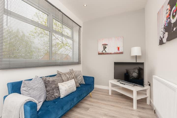 Large Family Hub Near Leeds Centre - Free Parking - Leeds