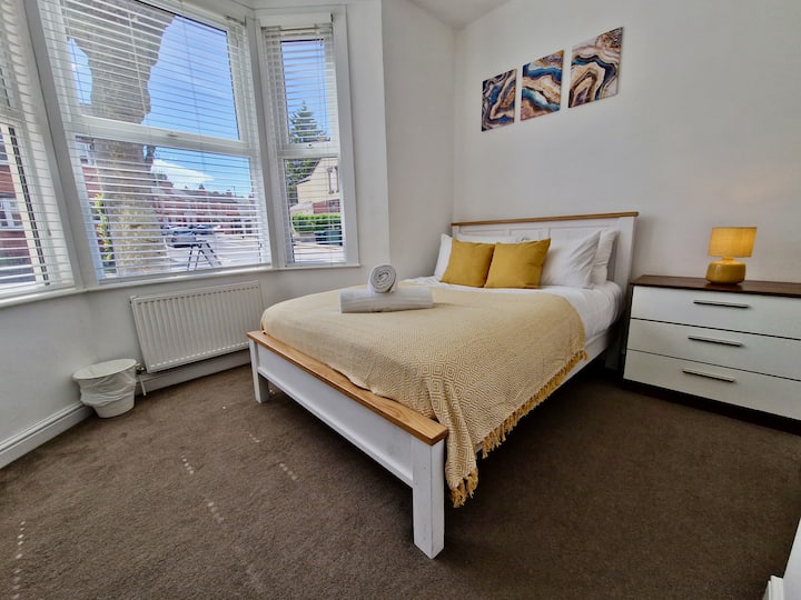 Pvt Room W/ Pvt Bathroom In Serviced House | #1 - Coventry
