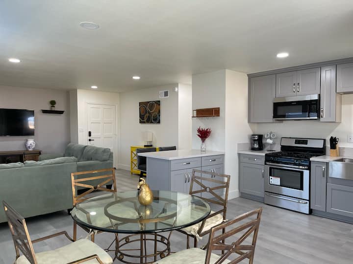 Dream Beach Getaway! Mins To Disneyland · Oc! - Garden Grove, CA