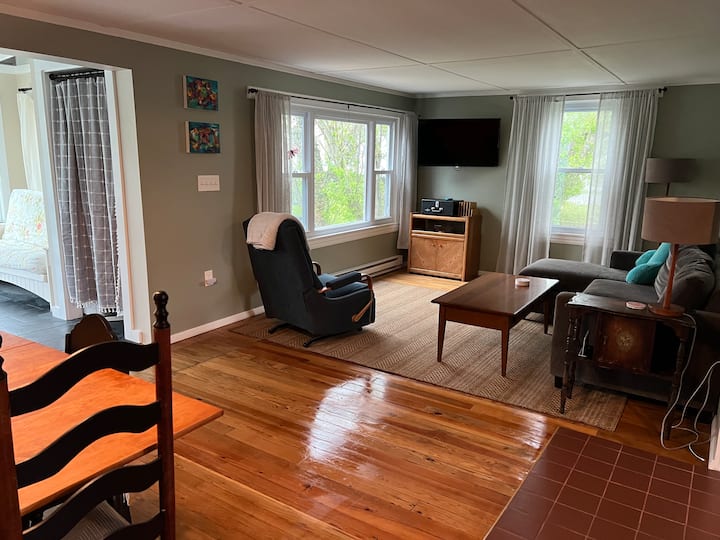 Brennan Cottage, Waterfront, On Nanaquaket Pond - Bristol, RI