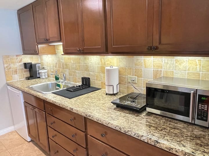 Chic Waikiki Studio – Walk To Beach & Shops! - Honolulu, HI