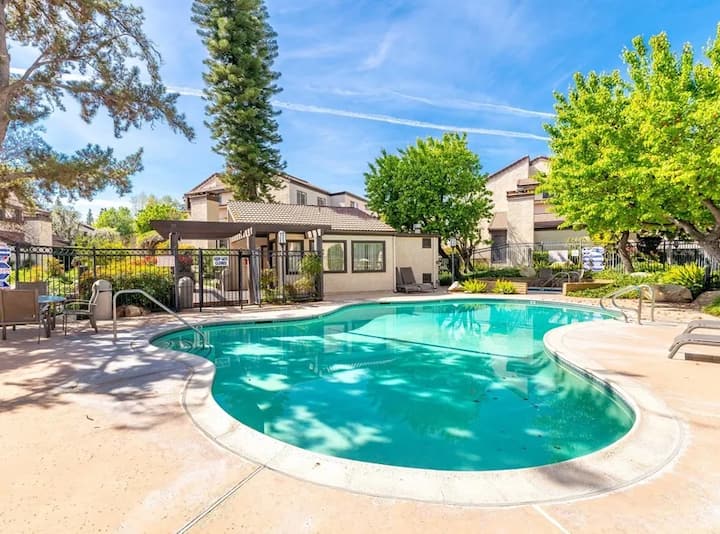 Spacious Townhome In Prime Location - Calabasas, CA