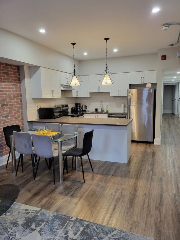 2 Bed Apt Downtown Hamilton (20002) - Hamilton