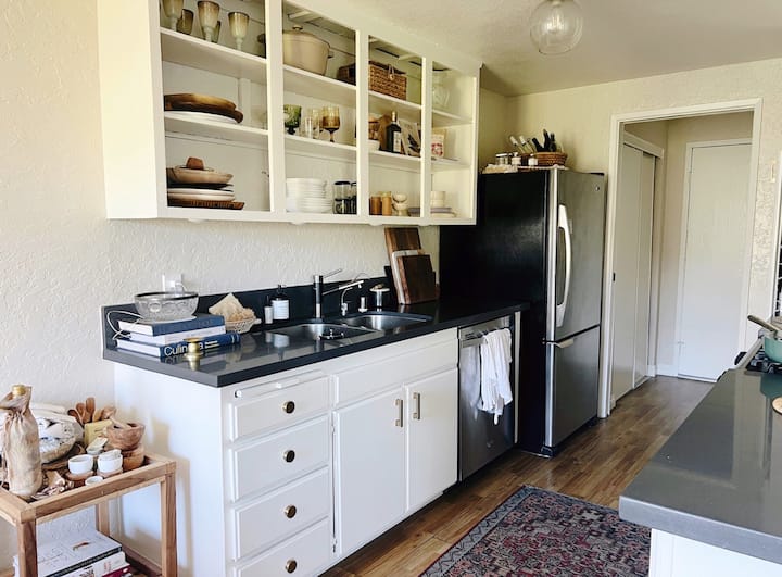 Sunlit Glendale Condo | Pool, Parking, 30+ Days - Burbank, CA