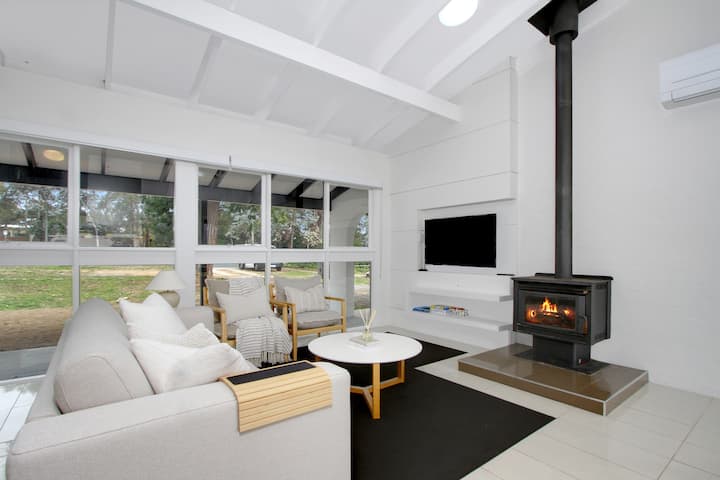 Sun Filled Renovated Modern *Fire* Backyard - Canberra