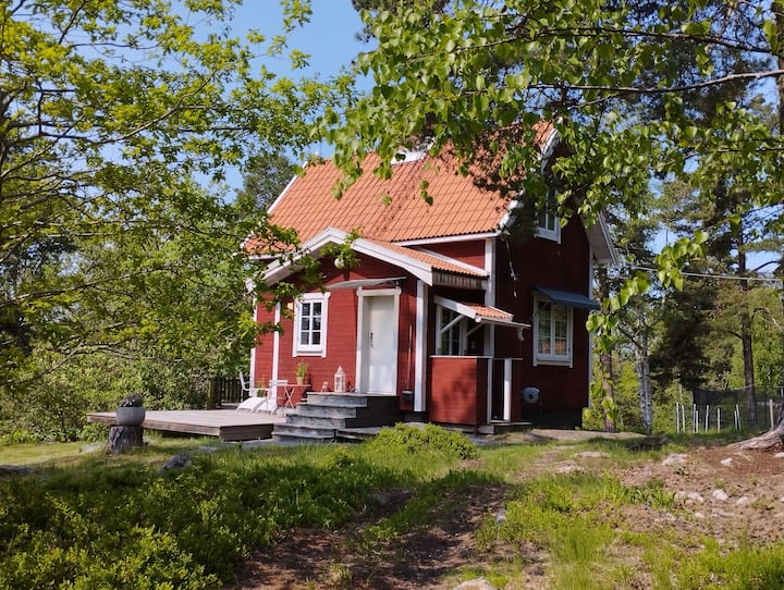 Mysigt Litet Hus, Sjöutsikt Och Skogstomt, Värmdö - Värmdö
