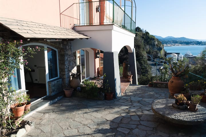 Vista Sul Porto. Savona, Via Ignazio Scotto 5 - Albissola Marina