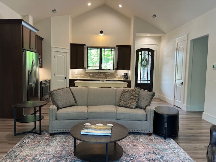 The Cottage @ Casa Del Arbol - Tellico Reservoir, TN