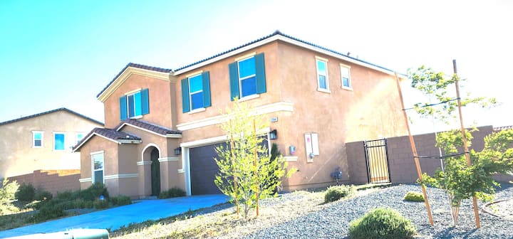 Clean And Comfortable Home For Large Groups - Victorville, CA