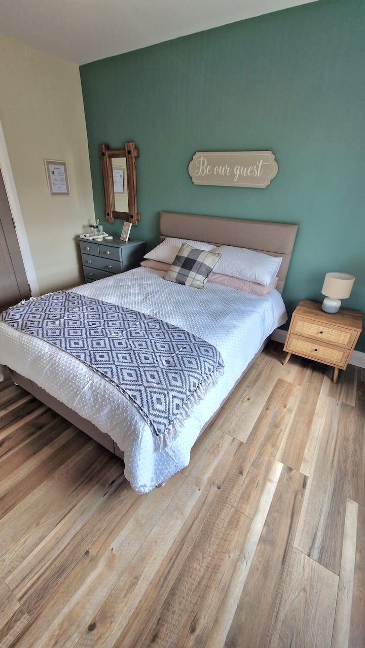 Master Bedroom A 5 Min Stroll From Atlantic Views - Bundoran