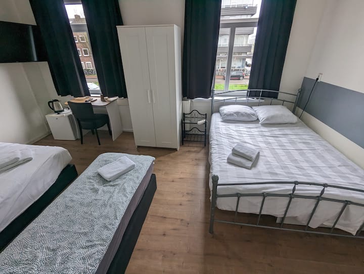 Hotel-chao Nl 24/7 Open, Small Quadruple Room - Utrecht